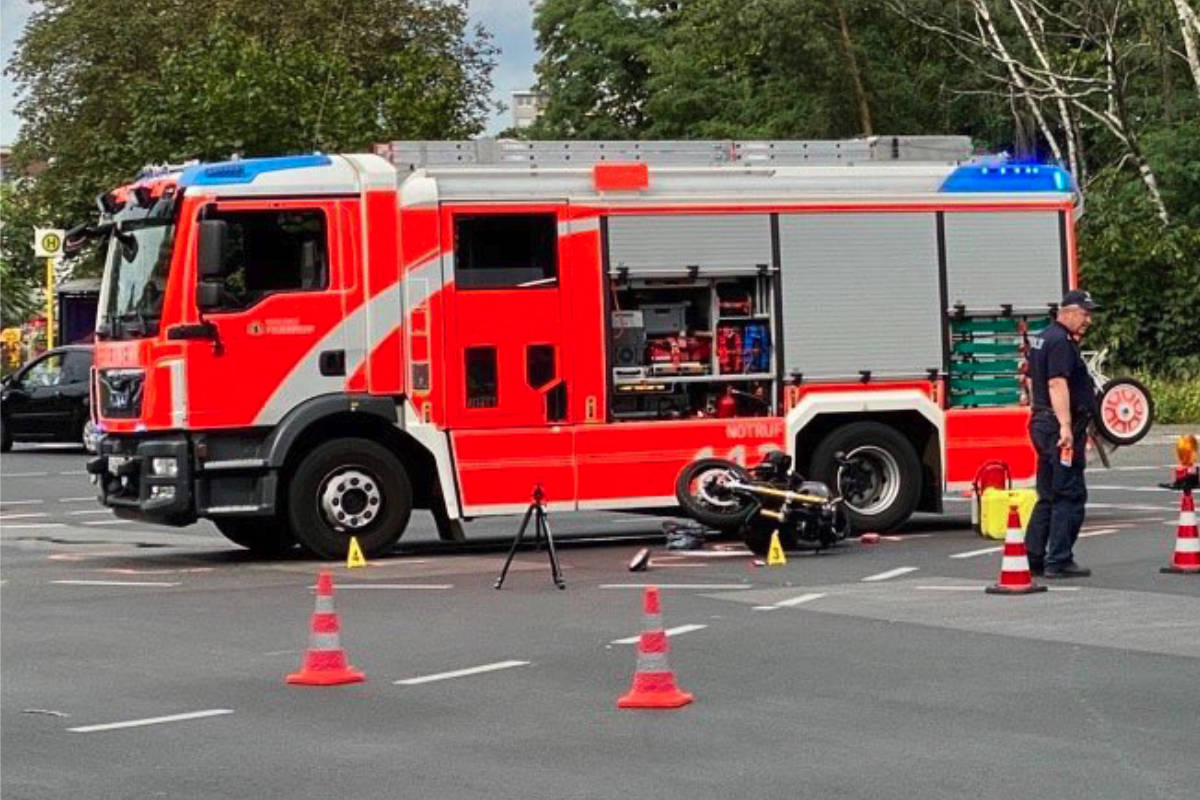 Unfall: Motorradfahrer kracht mit Feuerwehrfahrzeug zusammen