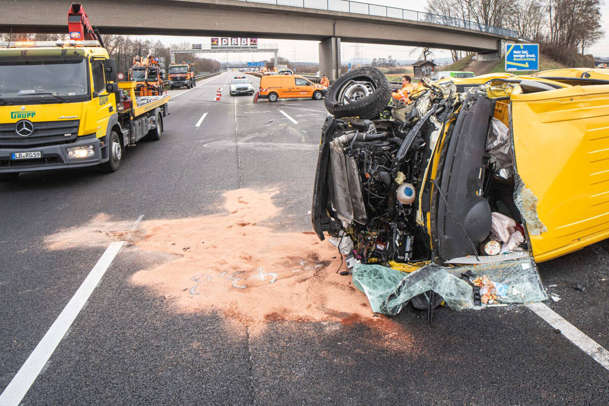 3 Verletzte bei Unfall auf A81: Postauto rast in Straßendienst