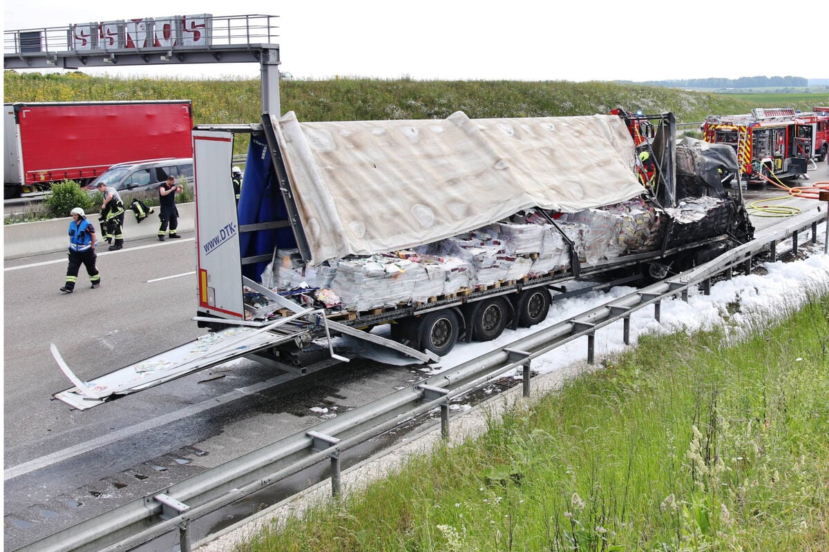 Unfall A8: Heftiger Crash auf A8 - Laster rast in Sattelzug und geht in Flammen auf!