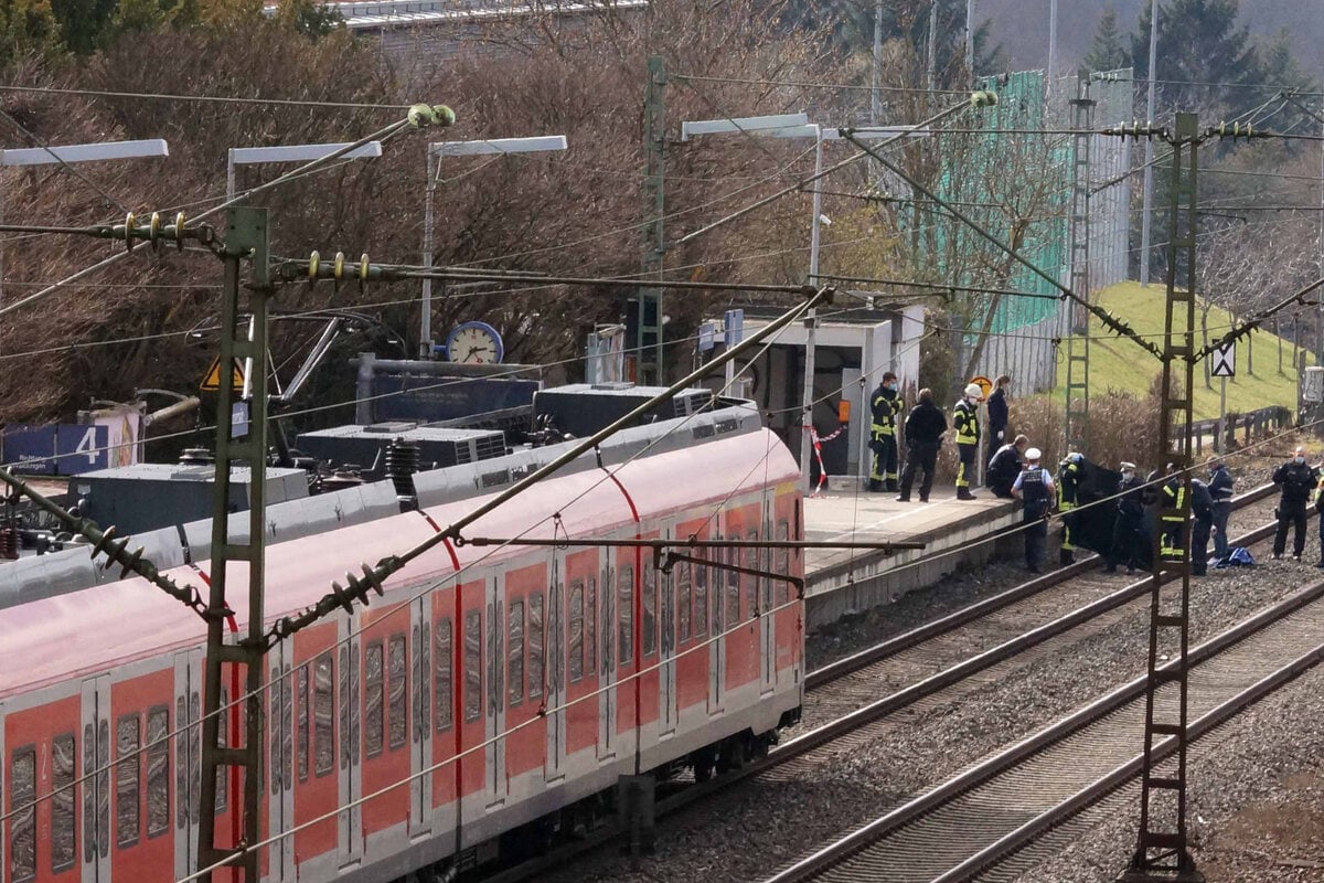 Mensch wird von S-Bahn erfasst und stirbt