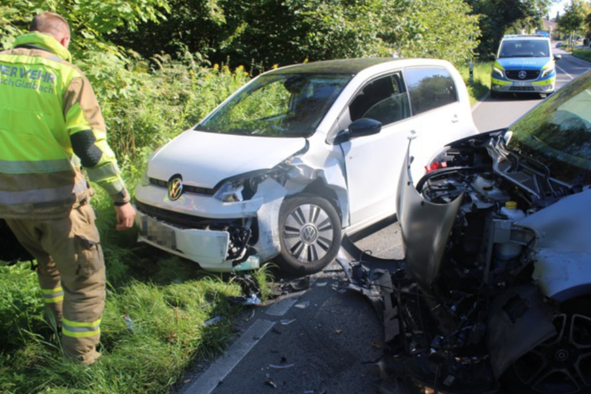 Heftiger Frontal-Unfall in Refrath, weil Frau während der Fahrt Gegenstand aus Fußraum aufheben will