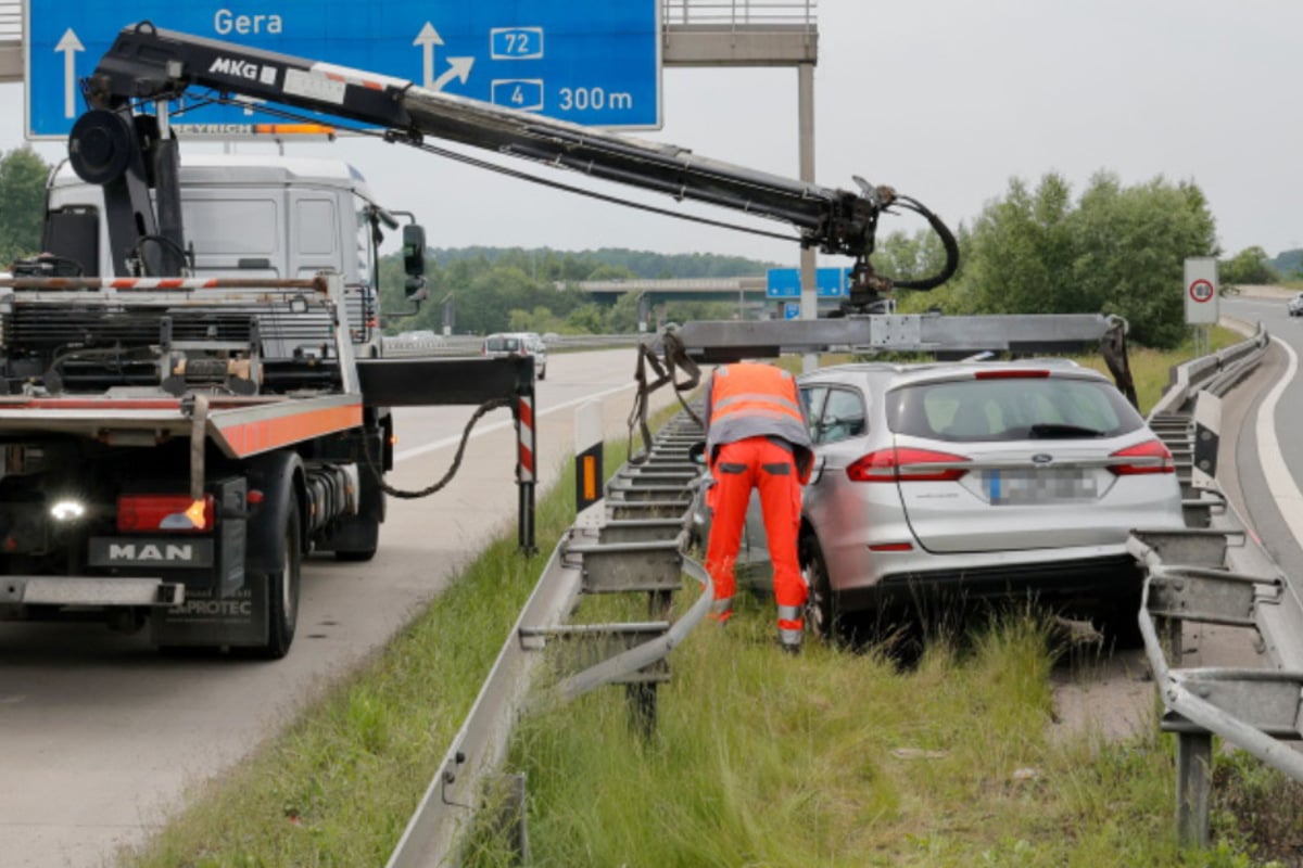 Ford landet nach Unfall auf A4 bei Chemnitz zwischen zwei Leitplanken