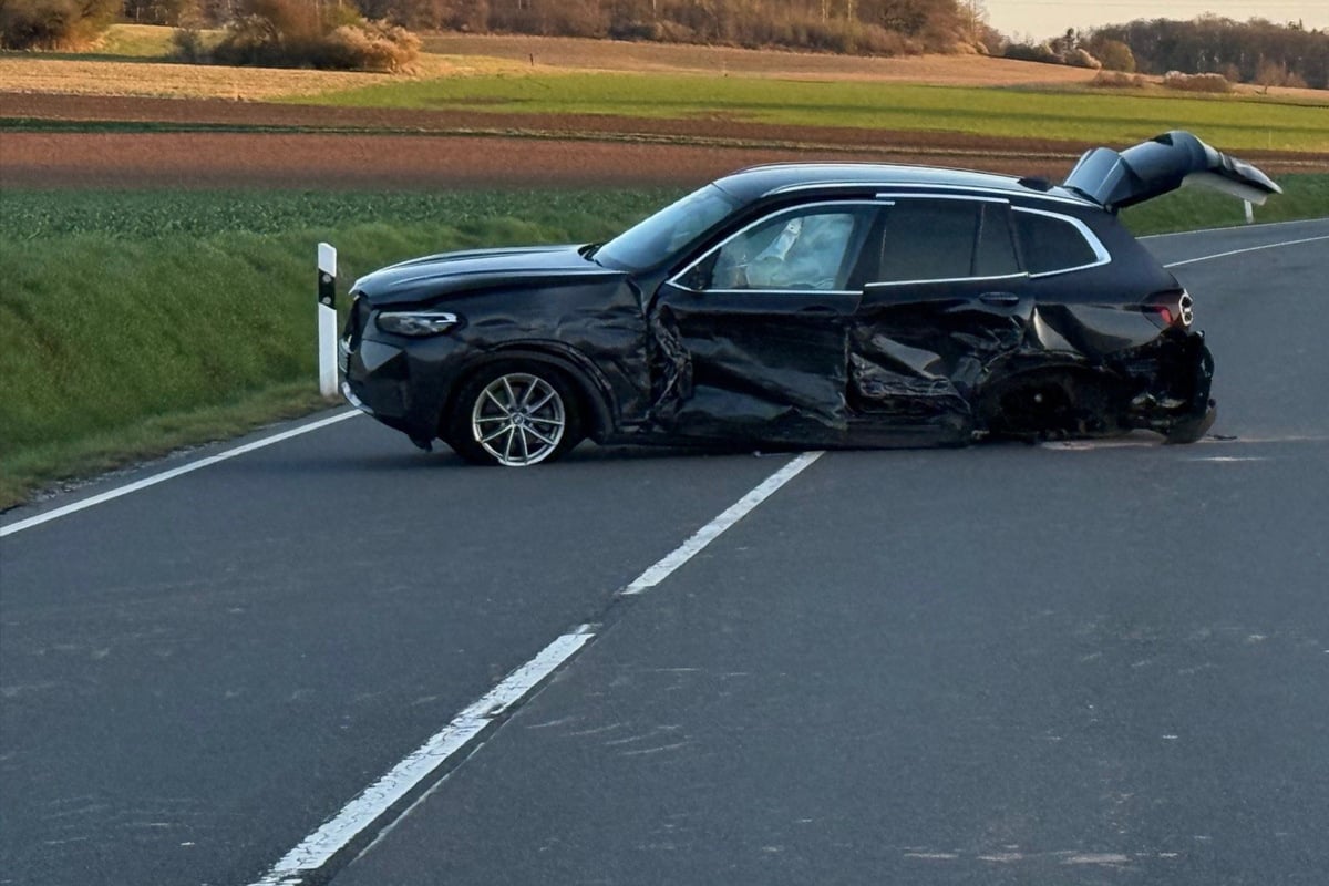 Kleinkinder bei Unfall auf der B3 verletzt: Polizei sucht nach Geisterfahrer