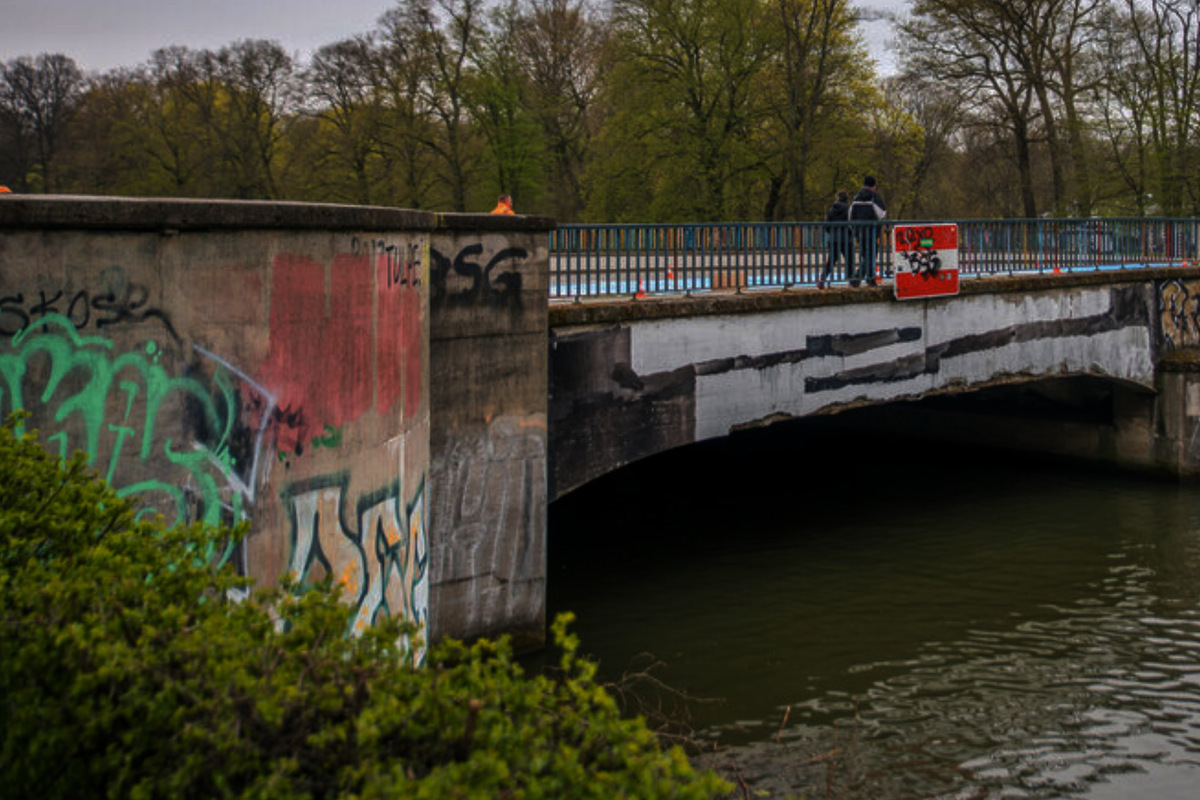 Gruppe schlägt 17-Jährigen brutal auf Leipziger Sachsenbrücke zusammen