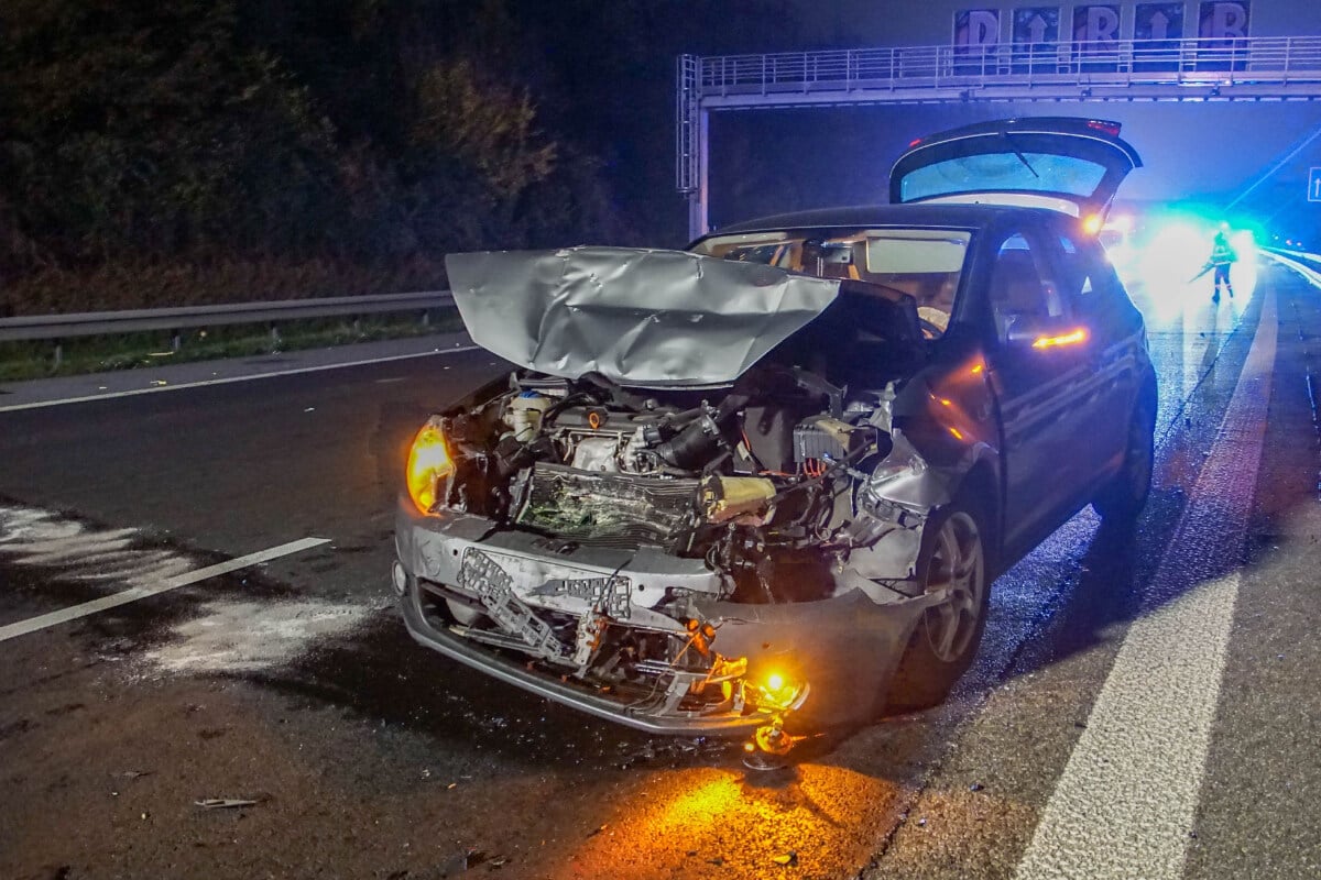 Unfall A81: Laster verliert Paletten auf A81 - Autobahn voll gesperrt!