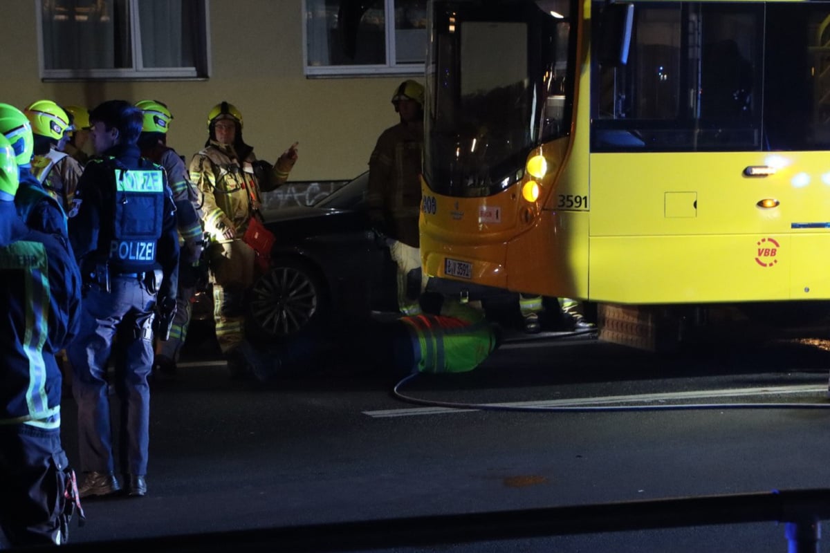 Unfall in Berlin-Lankwitz: Zwei Kinder unter BVG-Bus eingeklemmt!