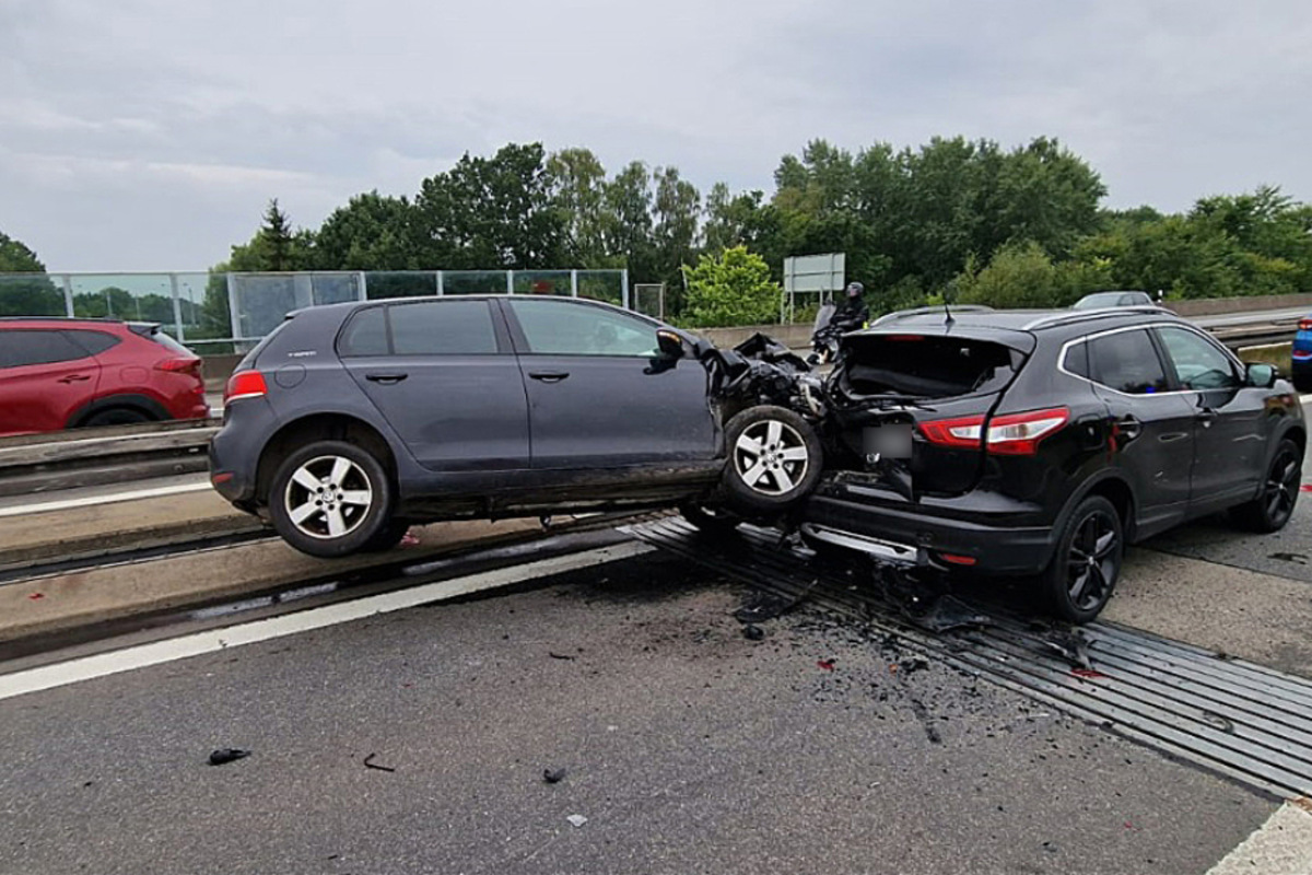Schwerer Unfall auf A20 bei Rostock: Fahrzeugteil schleudert auf Gegenspur