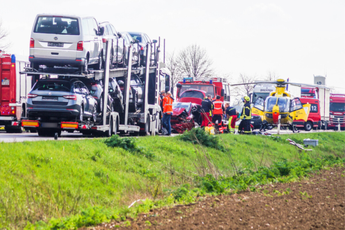 Ford-Fahrer bei Frontalcrash mit Auto-Transport eingeklemmt ... Ford-Fahrer bei Frontalcrash mit Auto-Transport eingeklemmt ...