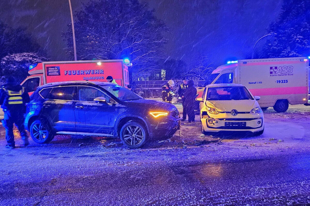 Unfall in Hamburg: Auto rutscht in Gegenverkehr, Frau verletzt