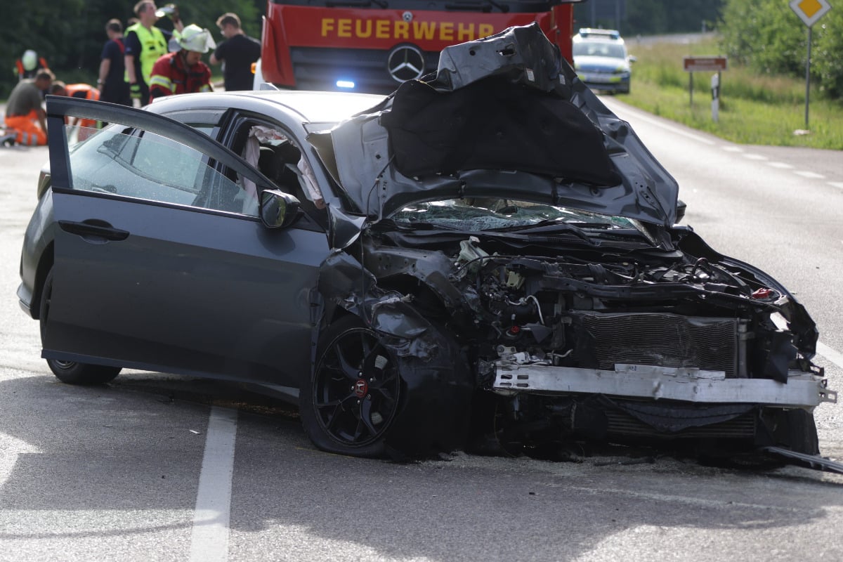Unfall auf ST2222 in Bayern: Honda-Fahrerin schwebt in Lebensgefahr