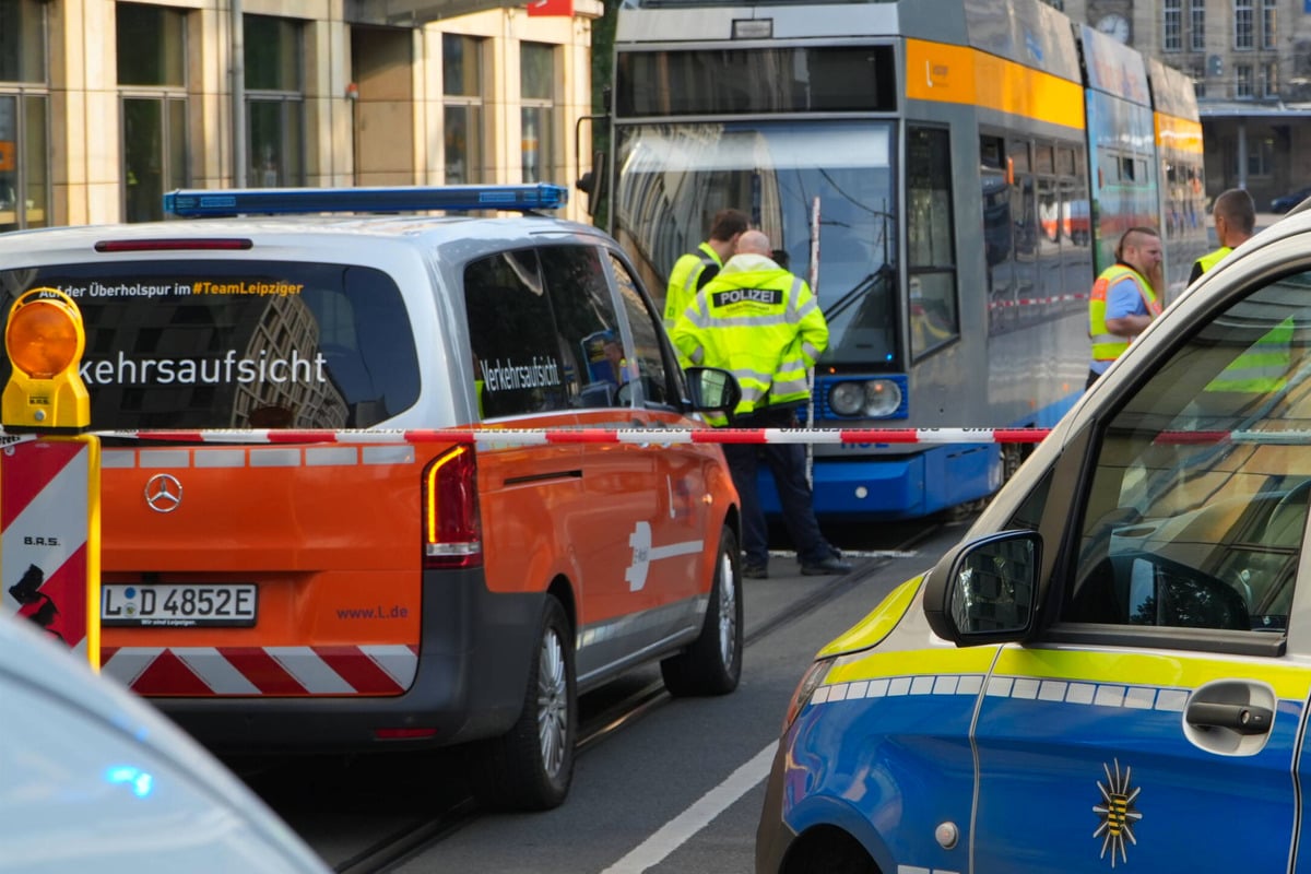 Schwerer Verkehrsunfall in Leipzig: Radfahrerin kollidiert mit Straßenbahn