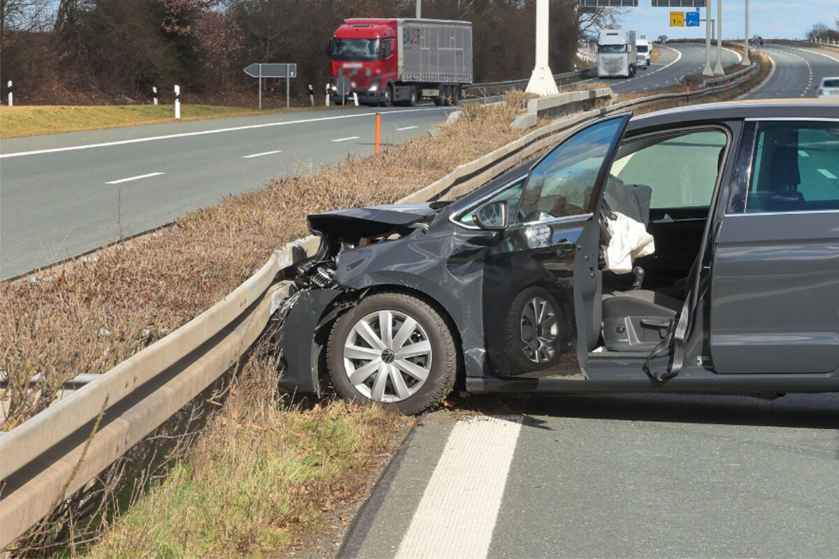 Unfall auf Bundesstraße bei Meerane: VW kracht in Leitplanke