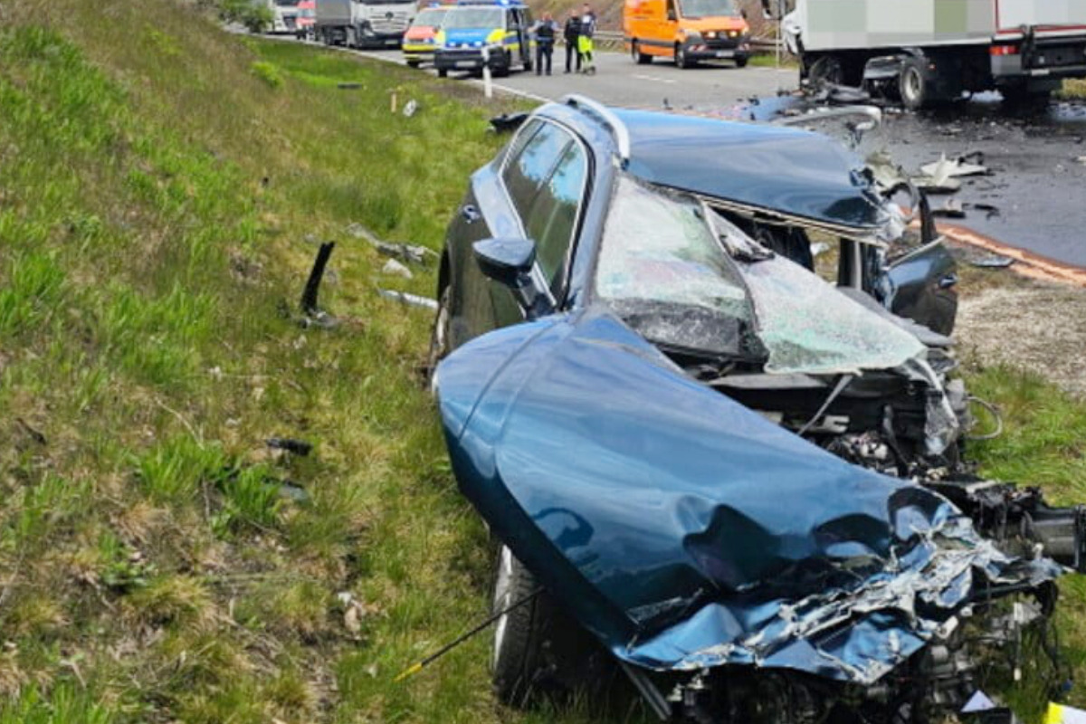 Unfall auf B174 im Erzgebirge: Laster kollidiert frontal mit Auto