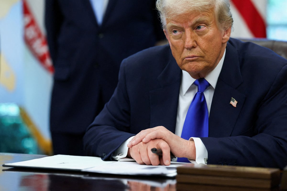 Trump orders curb on virus research as he goes all in on Covid lab leak ...