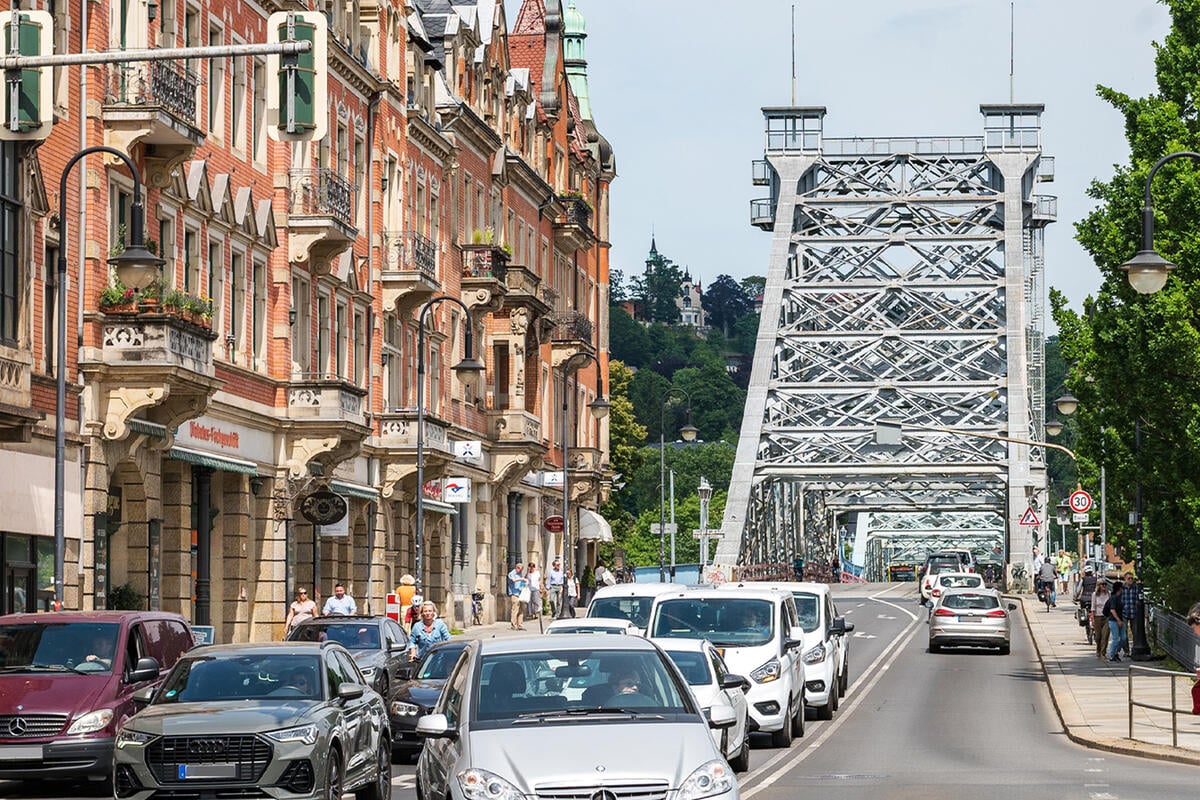 Dresden: Schillerplatz und Blaues Wunder heute gesperrt! Jetzt kommen die Fahrradspuren