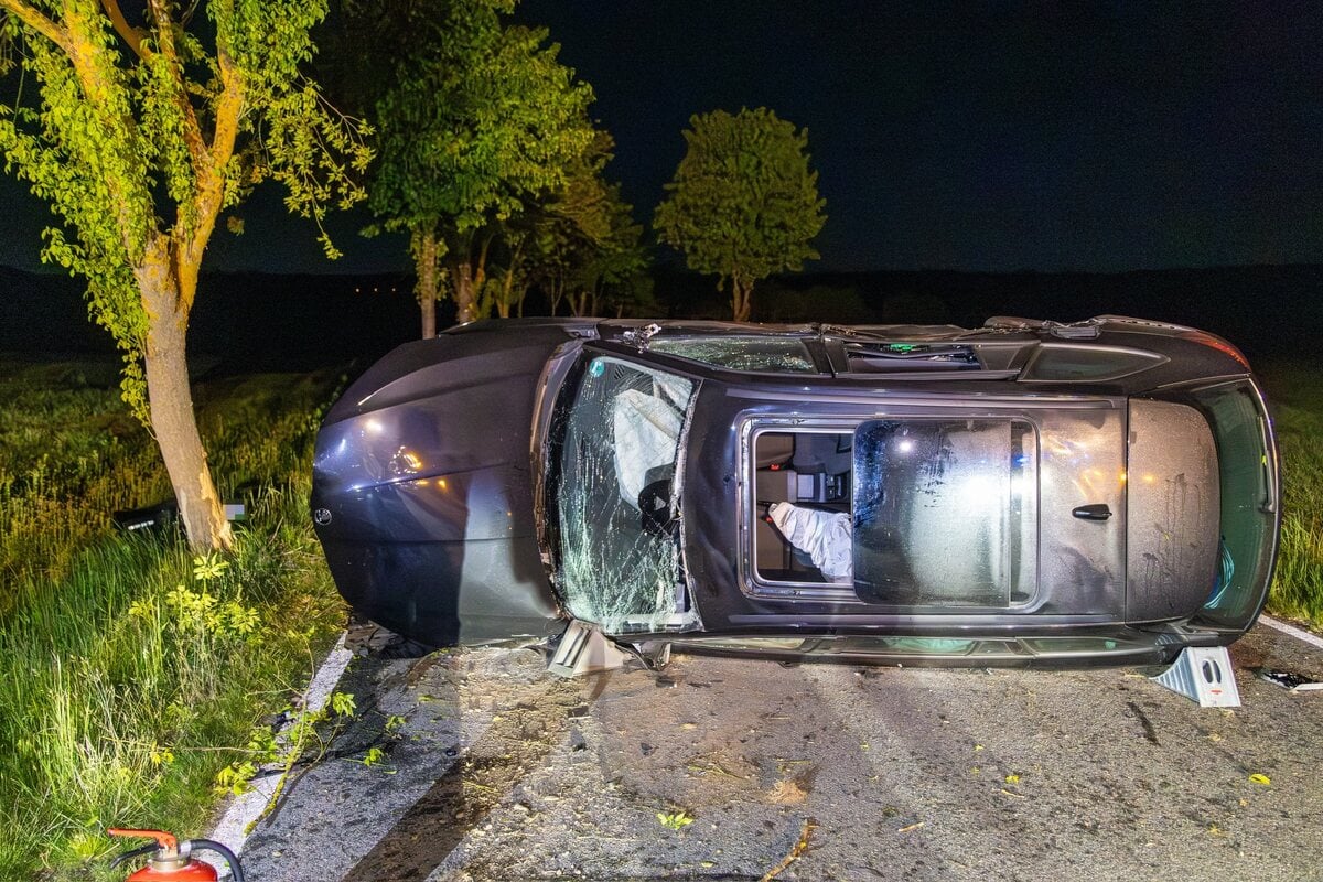 Unfall im Erzgebirge: Skoda kracht gegen mehrere Bäume, Fahrer schwer verletzt