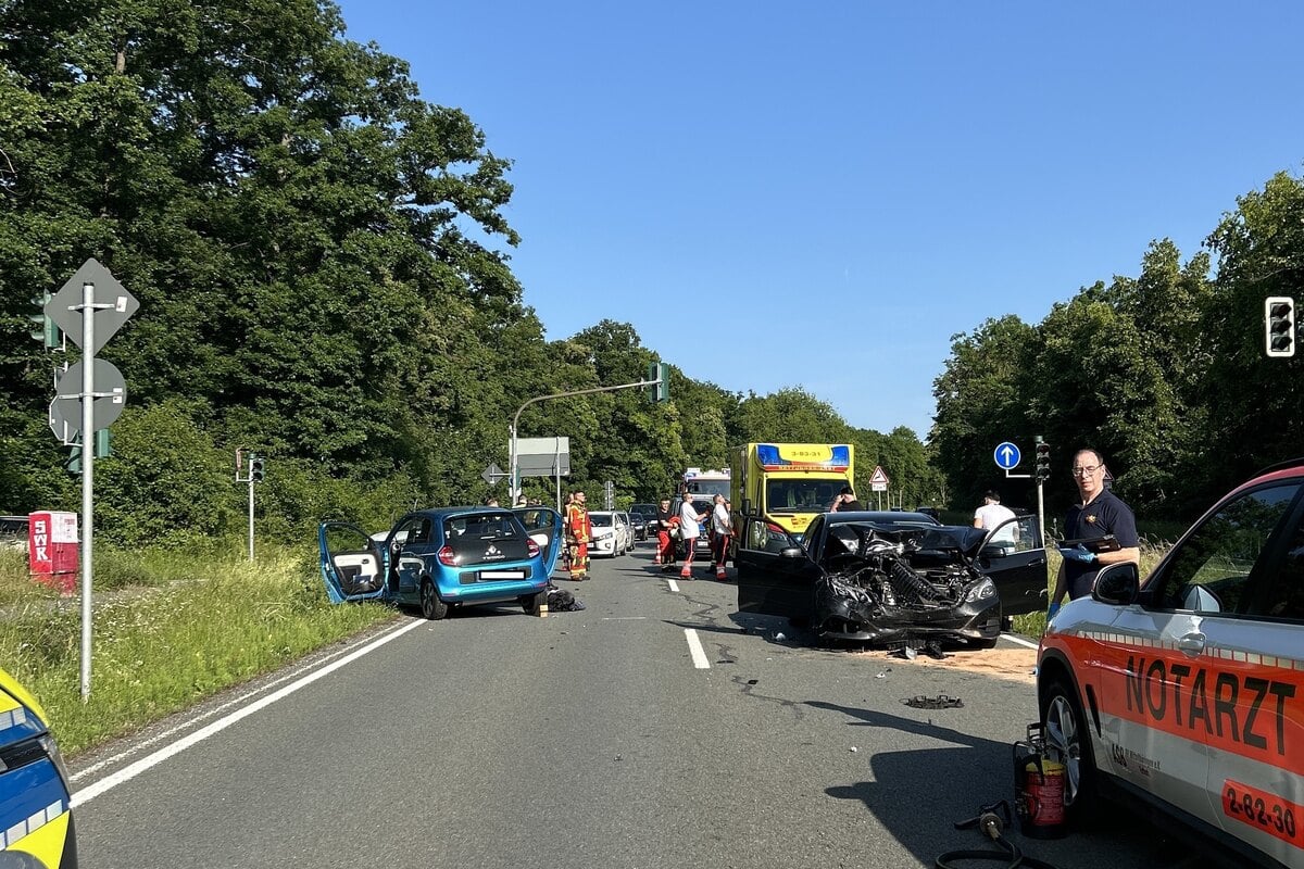 Vorfahrt Missachtet Mit Unfall