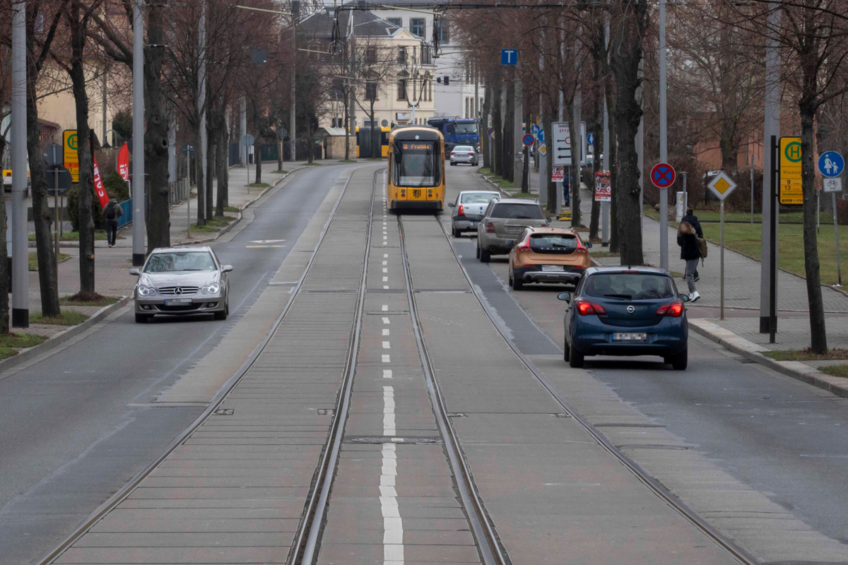 Fußgänger trifft auf Auto beim Einsteigen in die Dresdner Tram
