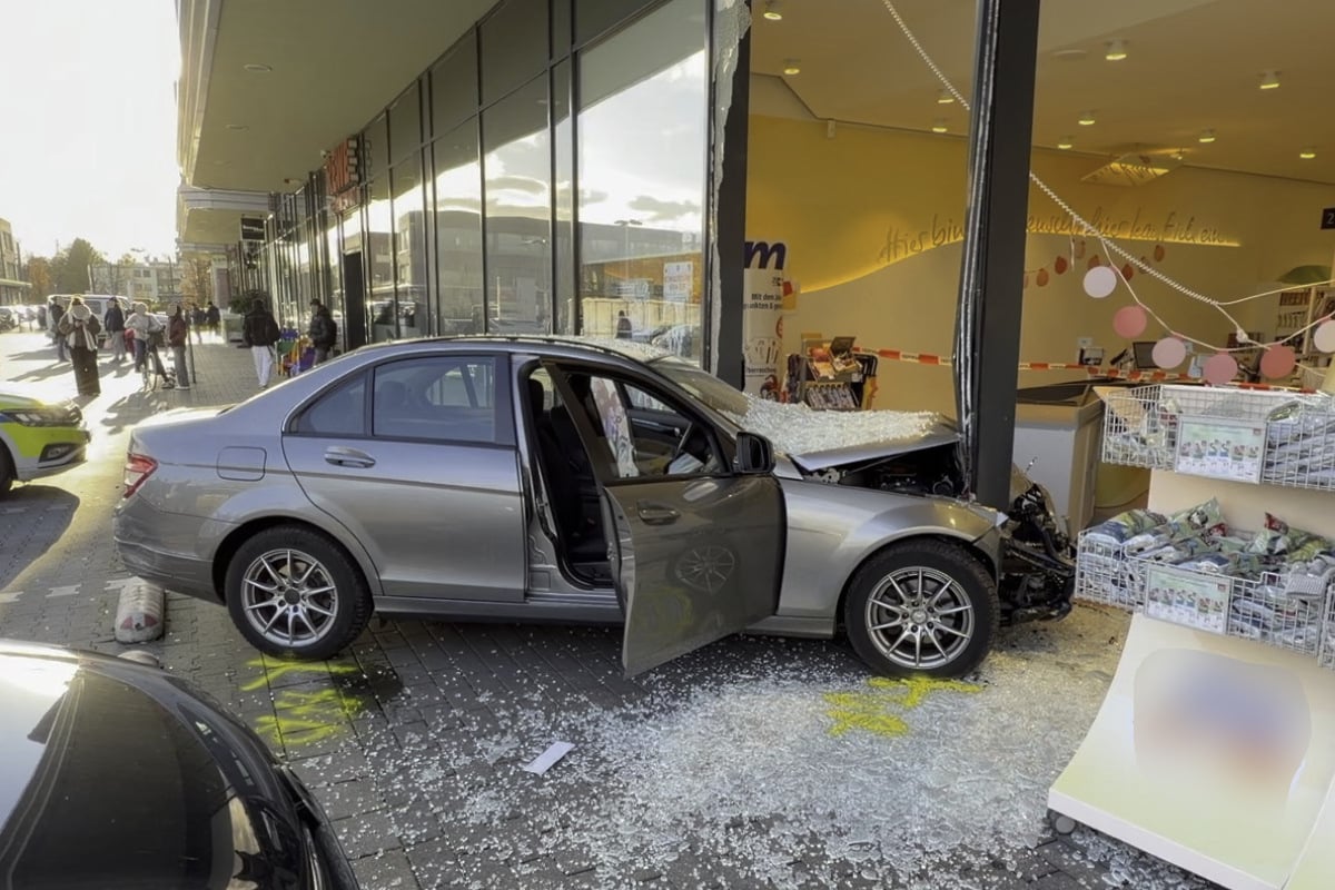 Bremen: Frau rutscht von Bremse und kracht in Drogeriemarkt - vor den ...