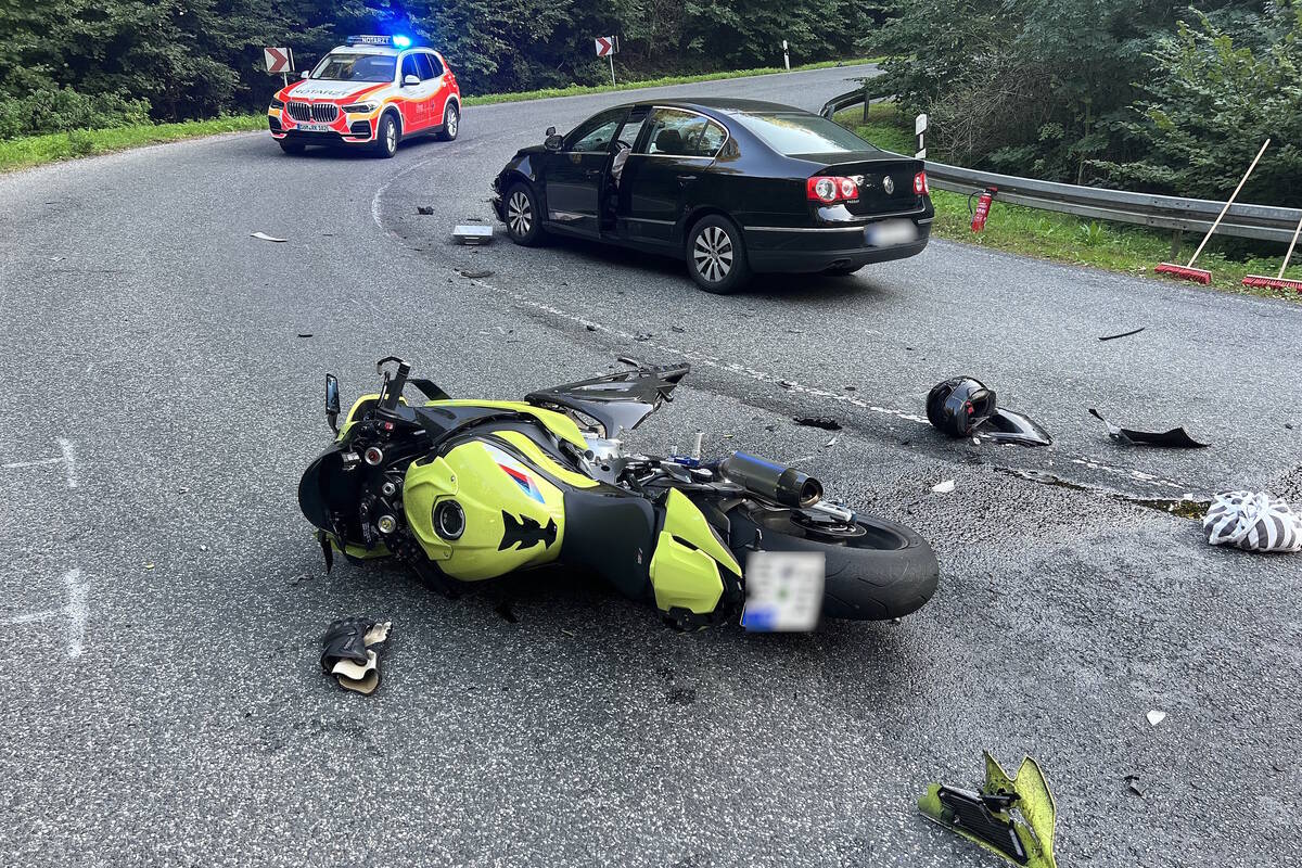 Motorrad kracht mit VW bei Sondershausen zusammen: Biker sowie Mutter und Tochter verletzt