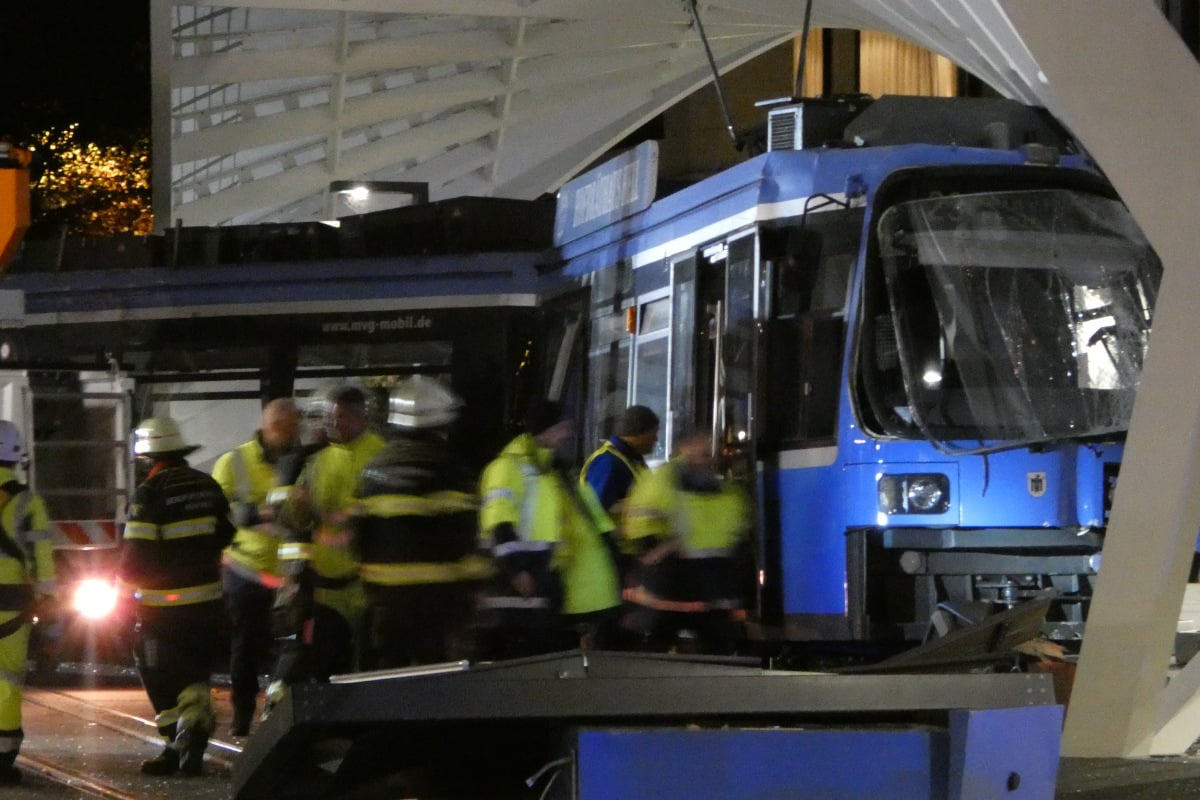 München: Tram entgleist am Schwabinger Tor - vier Menschen verletzt