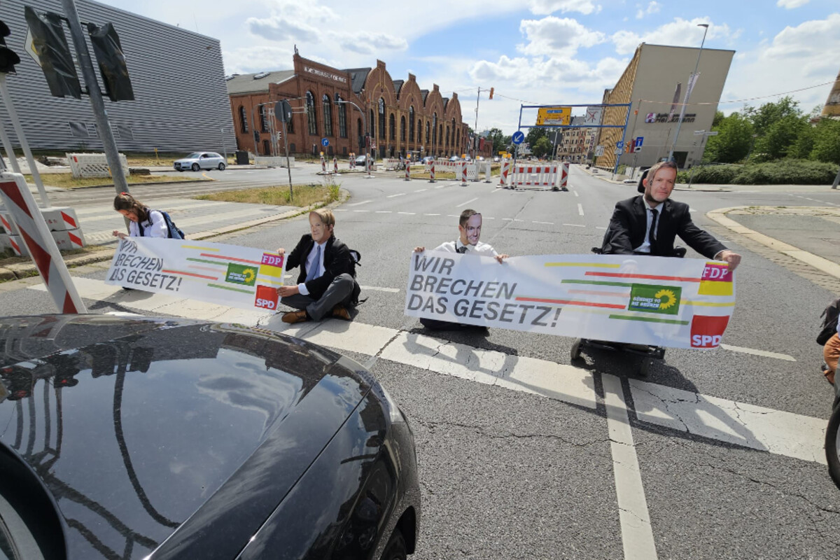 Klima-Aktivisten kleben sich an Chemnitzer Kreuzung fest