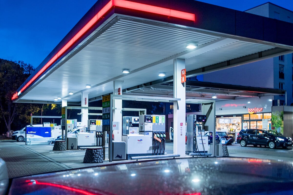 Bewaffneter Teenager raubt Tankstelle aus in Köln - Polizei schnappt 15 ...