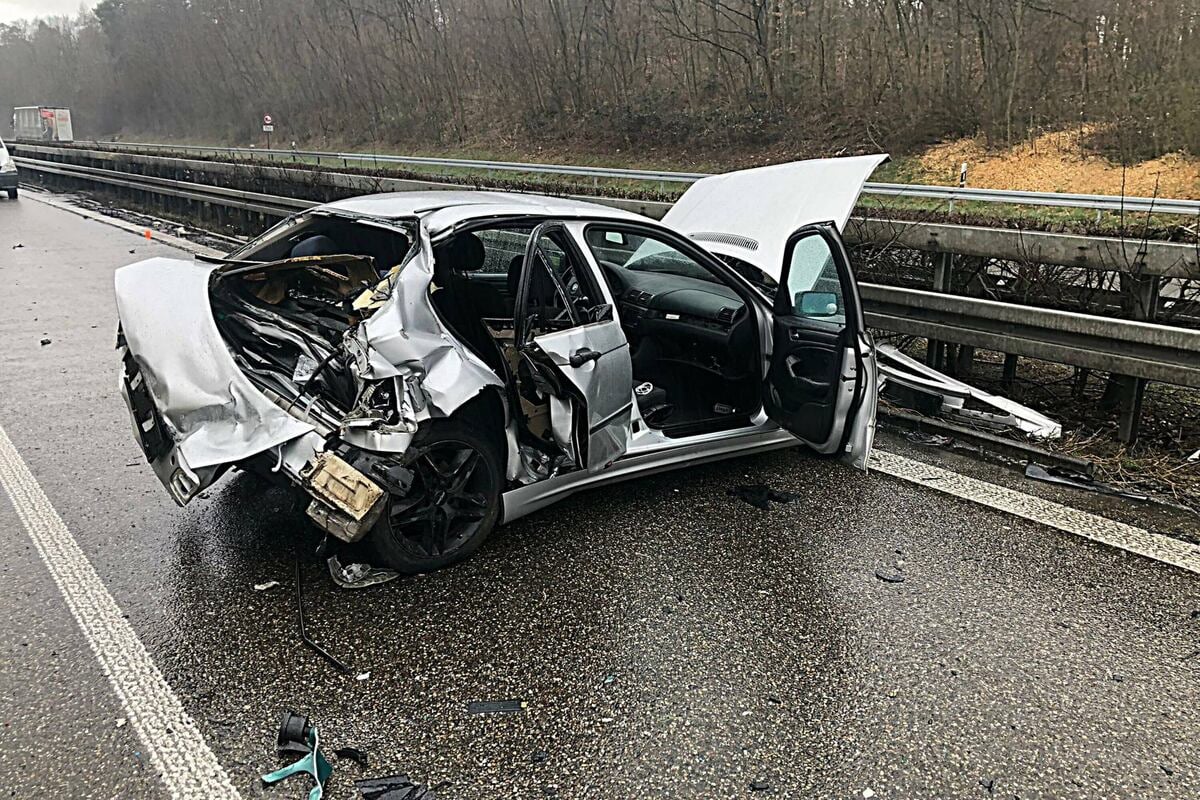 Unfall A81: Sattelzug erfasst Unfallfahrer, als er aussteigt - 24 ...