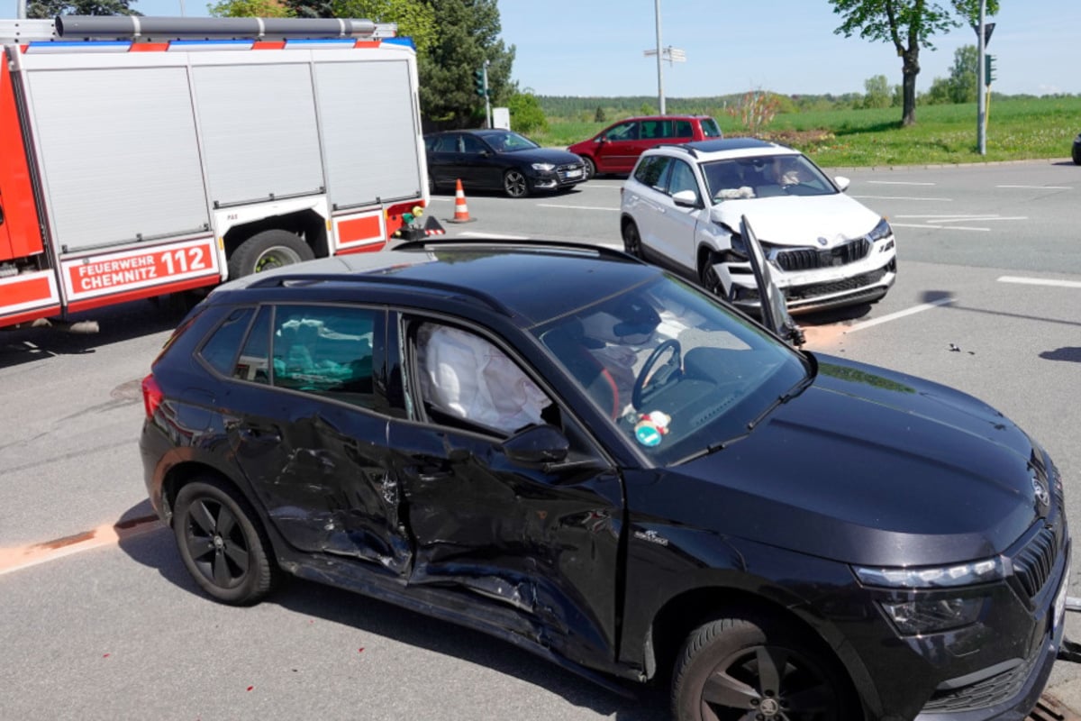 Schwerer Kreuzungscrash in Chemnitz: Zwei Personen im Krankenhaus