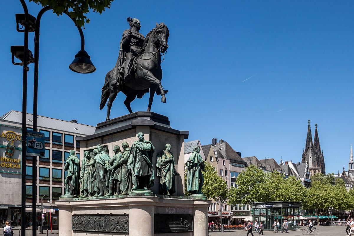 Tödlicher Unfall am Kölner Heumarkt: Mann (35) wird noch reanimiert ...
