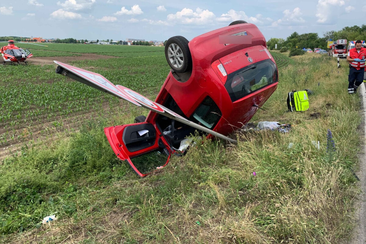 Autos prallen frontal aufeinander: Vier Personen verletzt