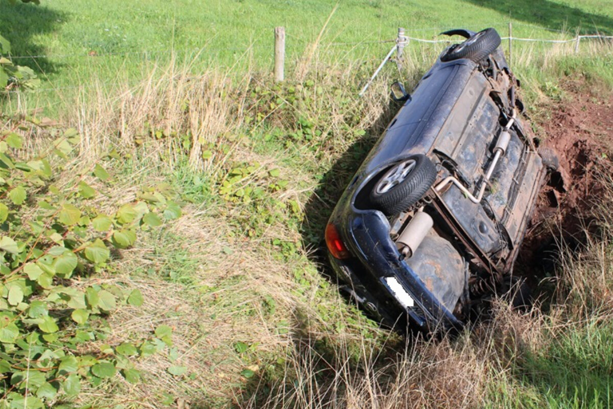 Unfall in Heimbach: Auto landet im Graben! Zeuge hört Knall, doch hat ...
