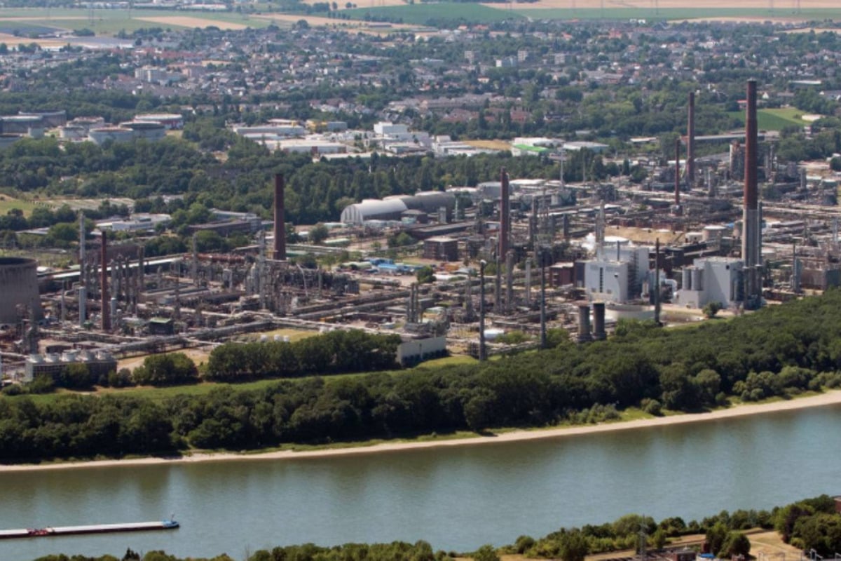 Großer Umweltskandal bei Shell-Raffinerie in Köln: Konzern verspricht ...