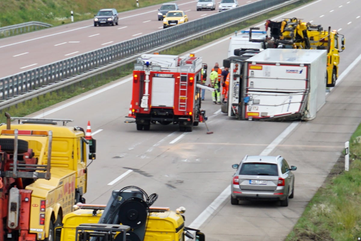 Unfall A9: 13 Stunden Vollsperrung nach Lastwagen-Crash und Folge-Unfällen bei Bitterfeld-Wolfen