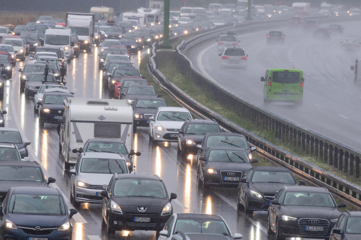Unfall A7: A7 nach Unfall gesperrt - Auto überschlägt sich mehrfach