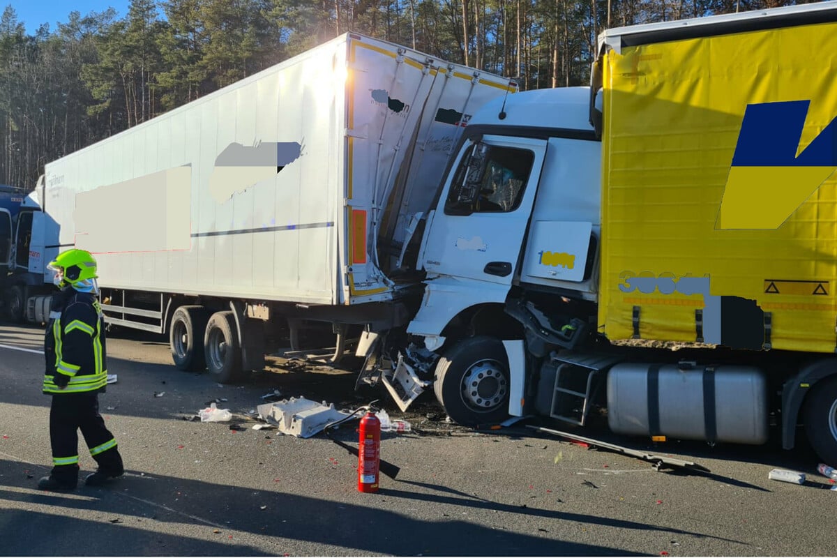 Unfall A: Schwerer Unfall auf der A10 - Drei Laster krachen an Stauende ineinander