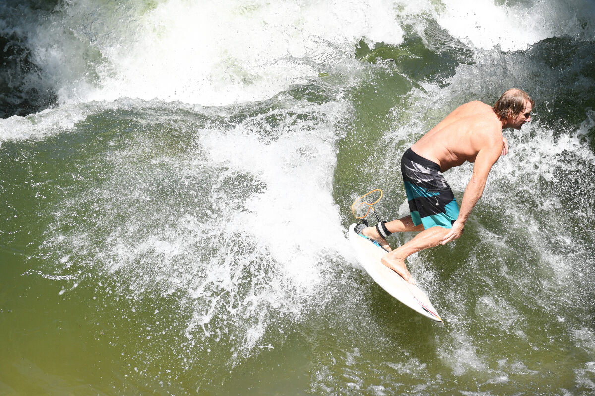 Surfer-Star Robby Naish mischt sich in München unter Freizeitsurfer auf ...