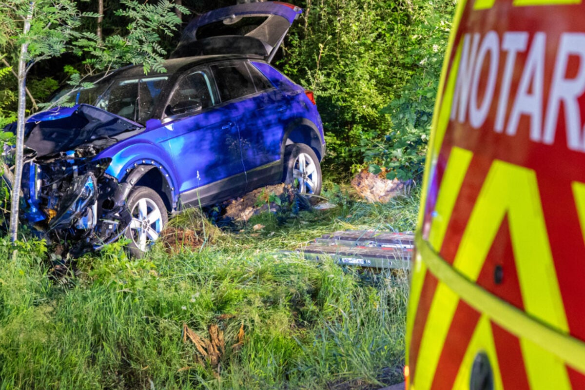 Unfall im Erzgebirge: VW kommt von Fahrbahn ab und kracht gegen mehrere Bäume
