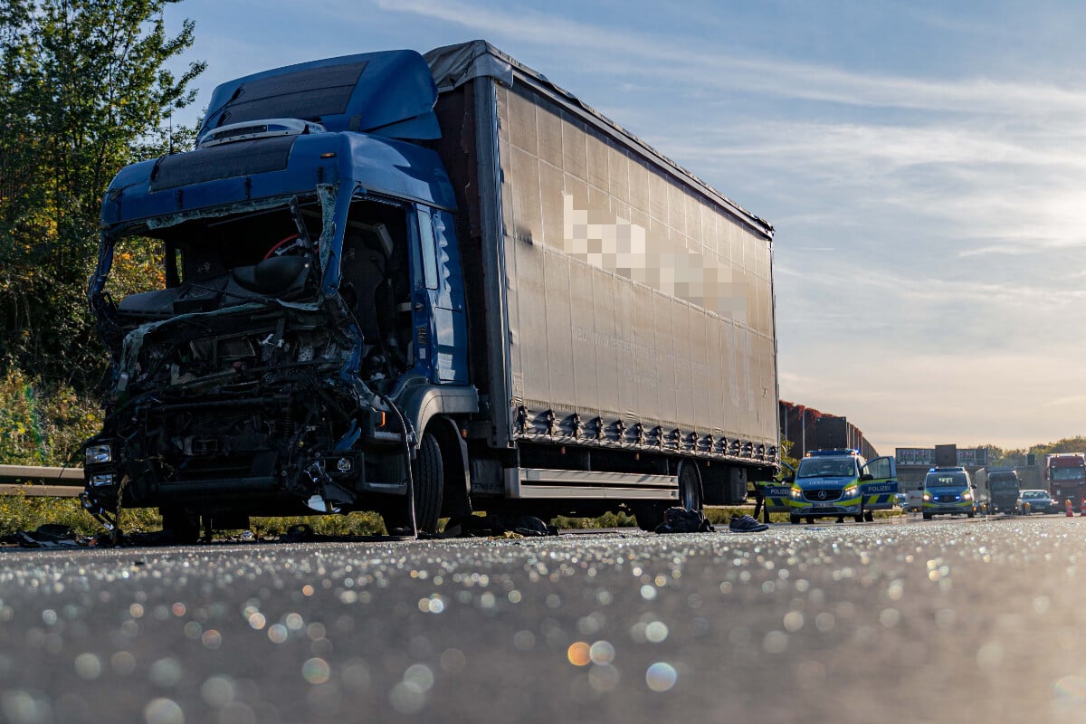 A1 bei Köln nach Unfall gesperrt! Lkw brettert in Stauende, Fahrer eingeklemmt