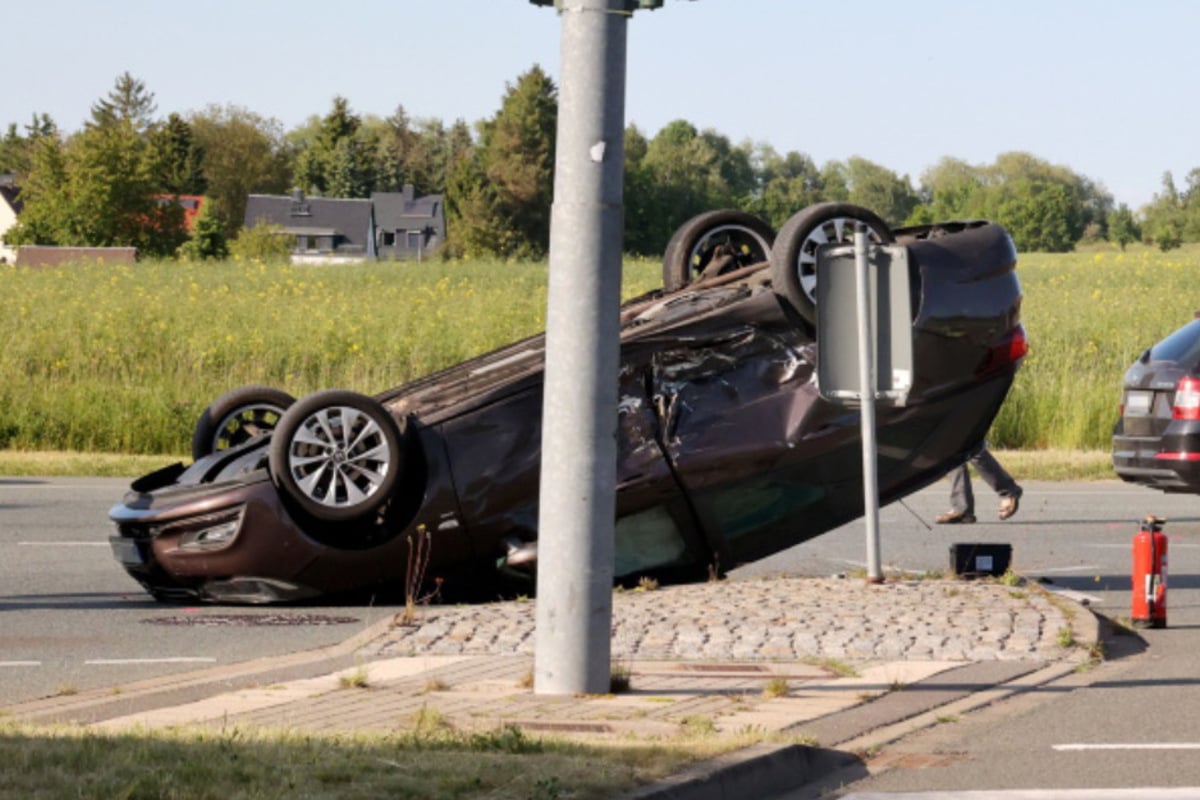 Opel überschlägt sich bei Kreuzungscrash in Chemnitz