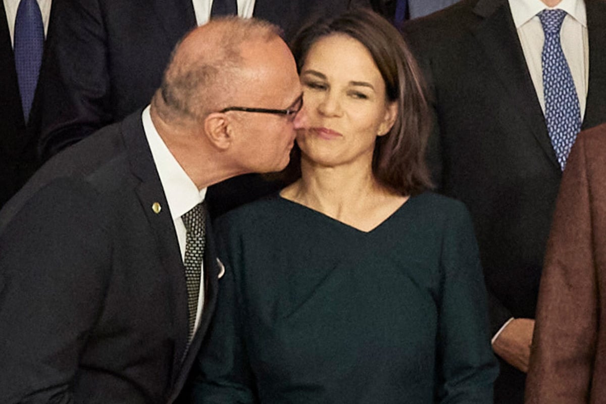 Kuss-Fauxpas: Minister entschuldigt sich bei Baerbock