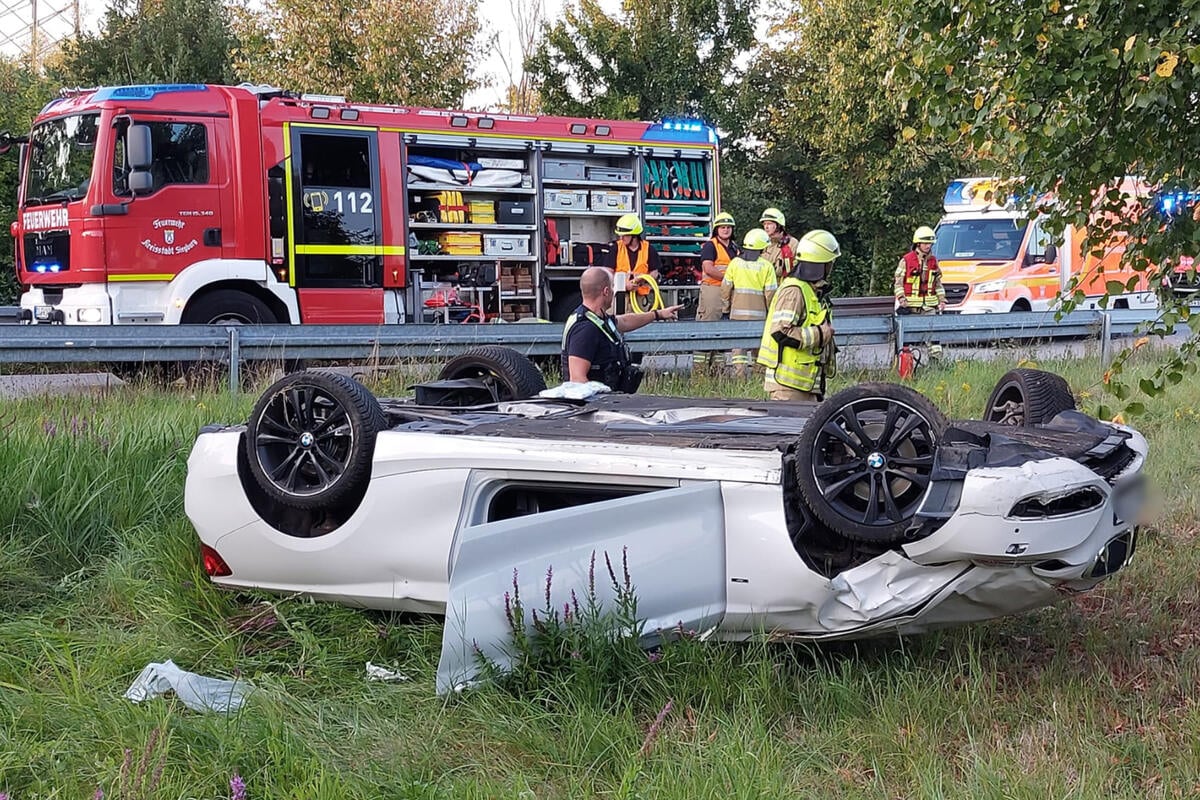 BMW überschlägt sich bei Unfall auf B56 bei Siegburg: Fahrer haut ...