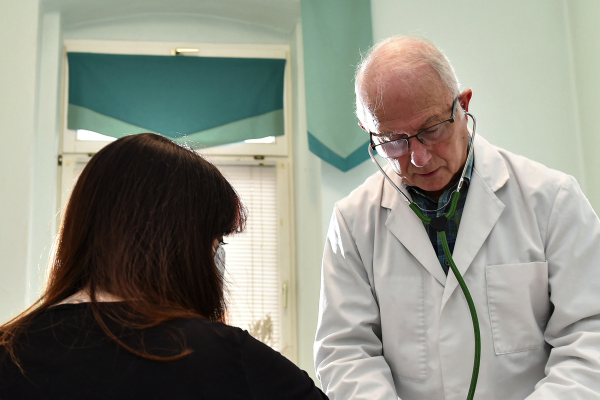 Sächsischer Landarzt Dr. Karl-Peter Lippold impft auch noch mit 76 ...