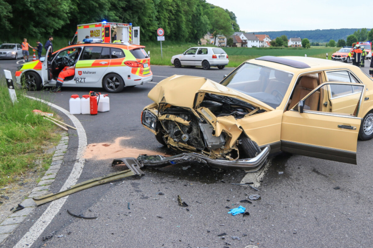 Zwei Verletzte bei Frontal-Crash zwischen VW Golf und Mercedes-Oldtimer