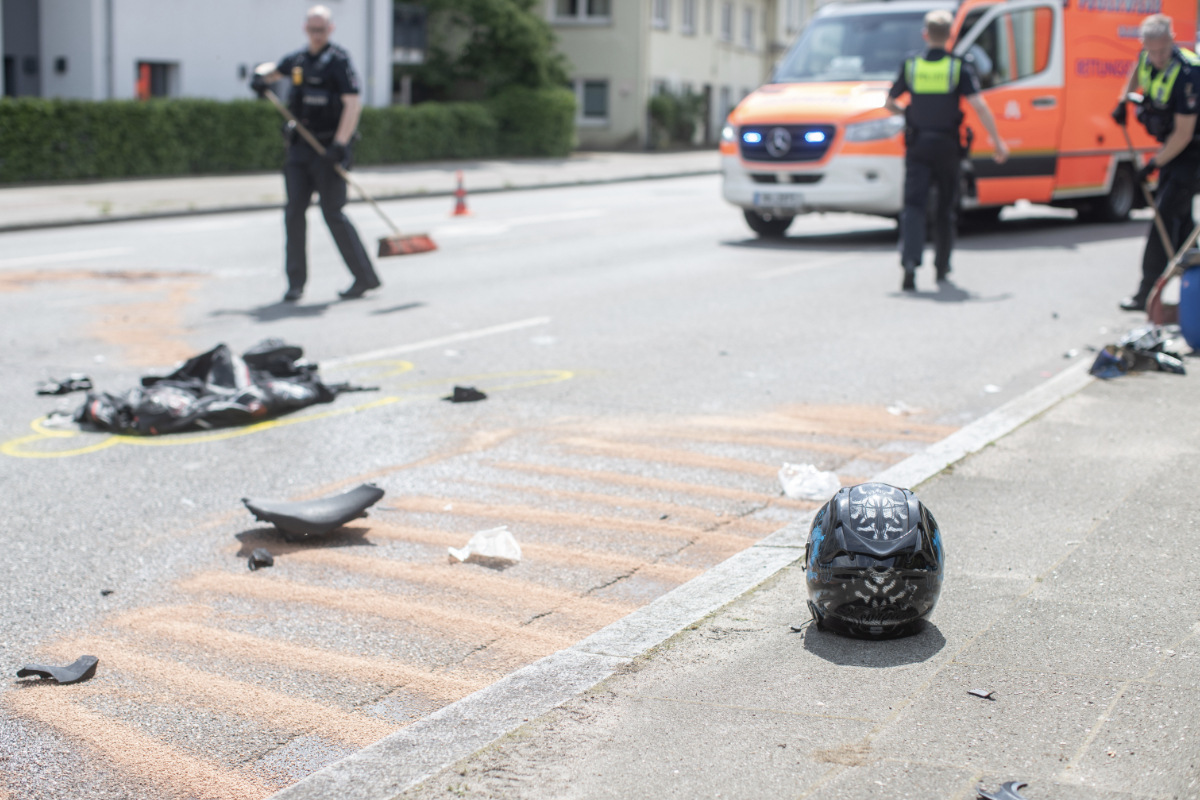 Unfall in Hamburg: Motorrad kracht gegen Ampel - Fahrerin schwer verletzt