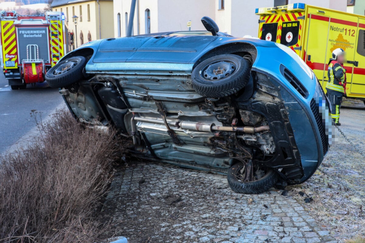 Unfall im Erzgebirge: Skoda landet auf der Seite