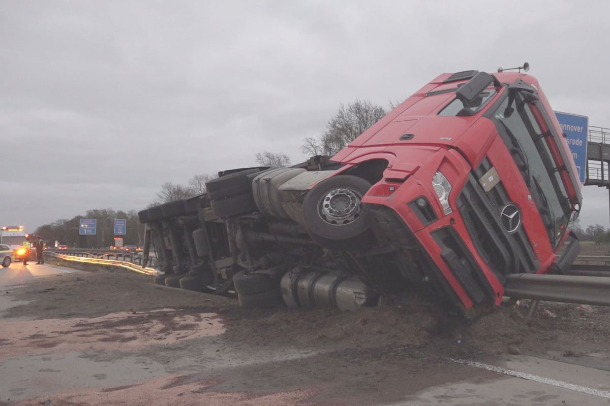 Vollsperrung der A1! Sattelzug kippt auf Mittelleitplanke