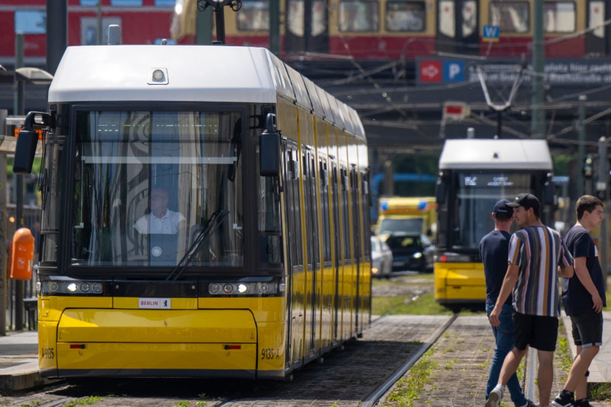 Kind (11) wird 20 Meter von Tram mitgeschleift, weil es die Tür ...