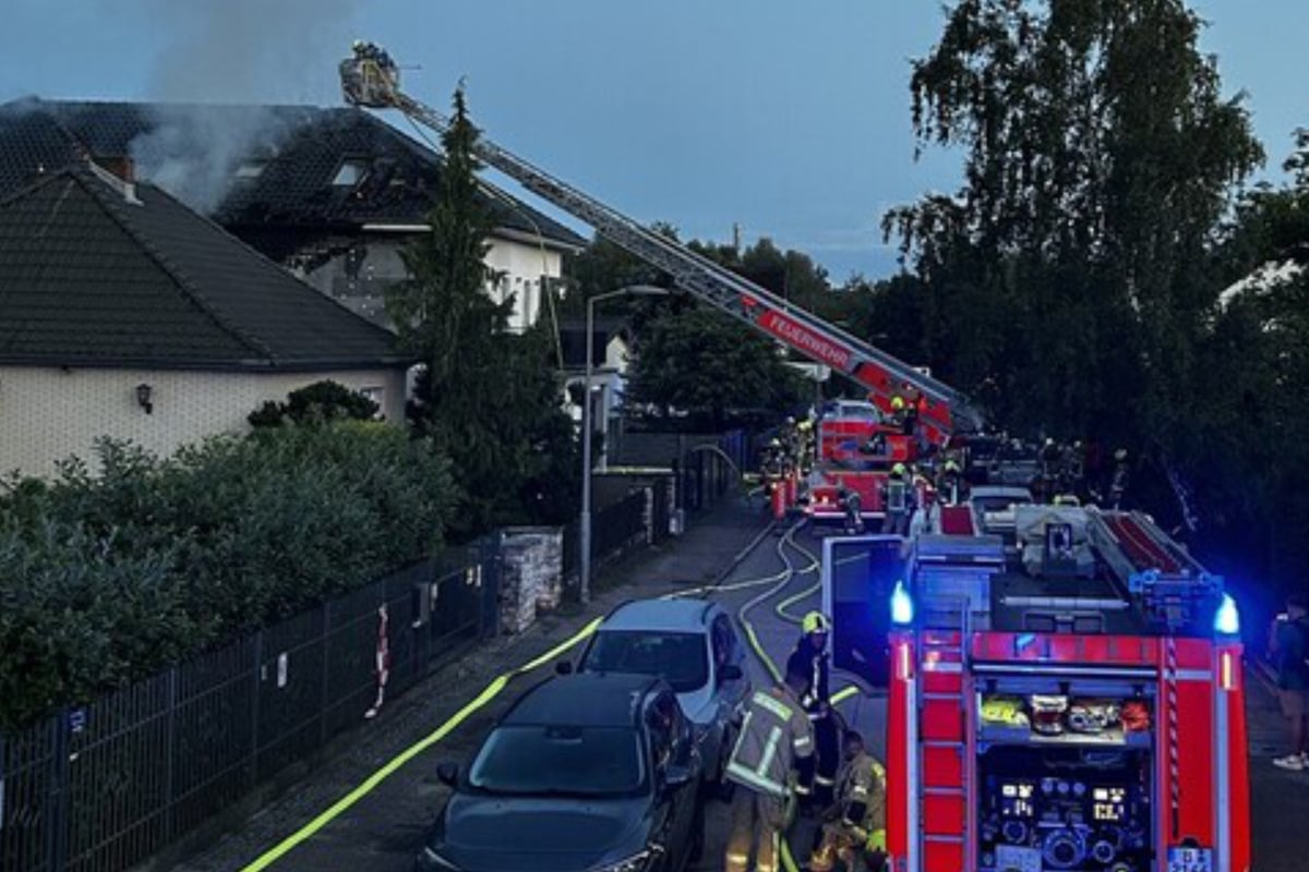 Berlin: Mehrfamilienhaus in Flammen - Zehn Personen können sich retten