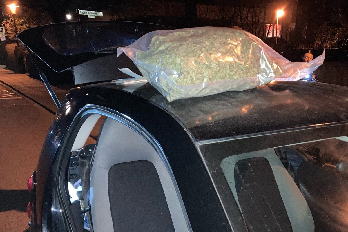 Köln: Halbes Kilo Cannabis im Auto - Verdächtige versuchen, vor Polizei ...